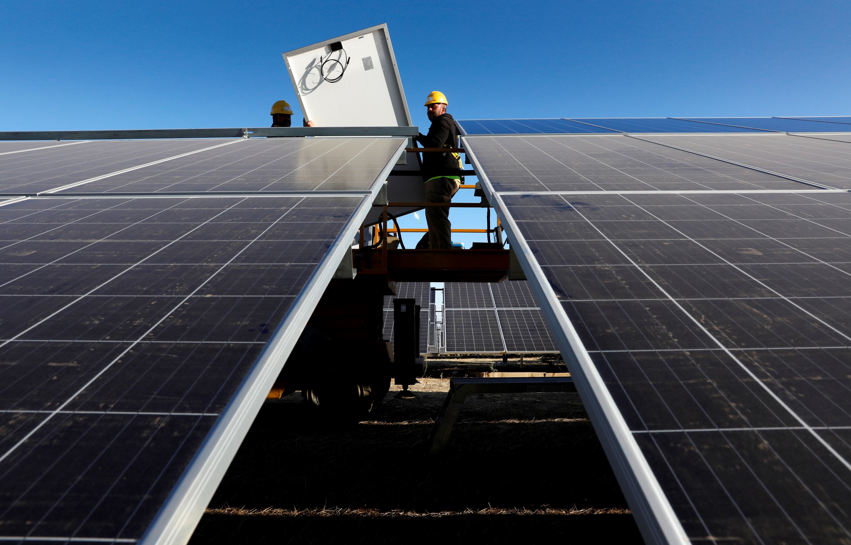 Iberdrola begins construction on its first photovoltaic plant in Aragon ...